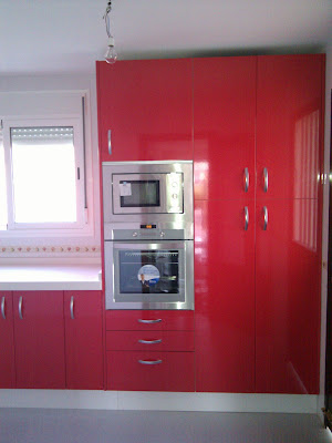 Sol, aire y madera, Cv en imágenes: Formica rojo brillo y Silestone